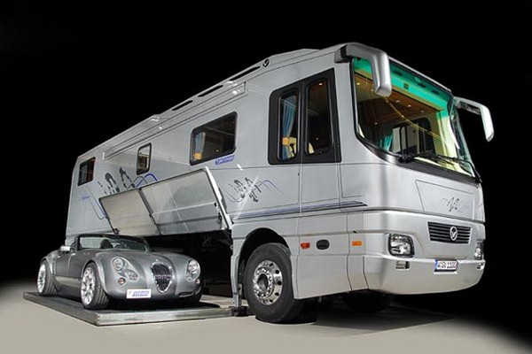 Hjulene på bussen drejer rundt, rundt, rundt… | steampunk.dk